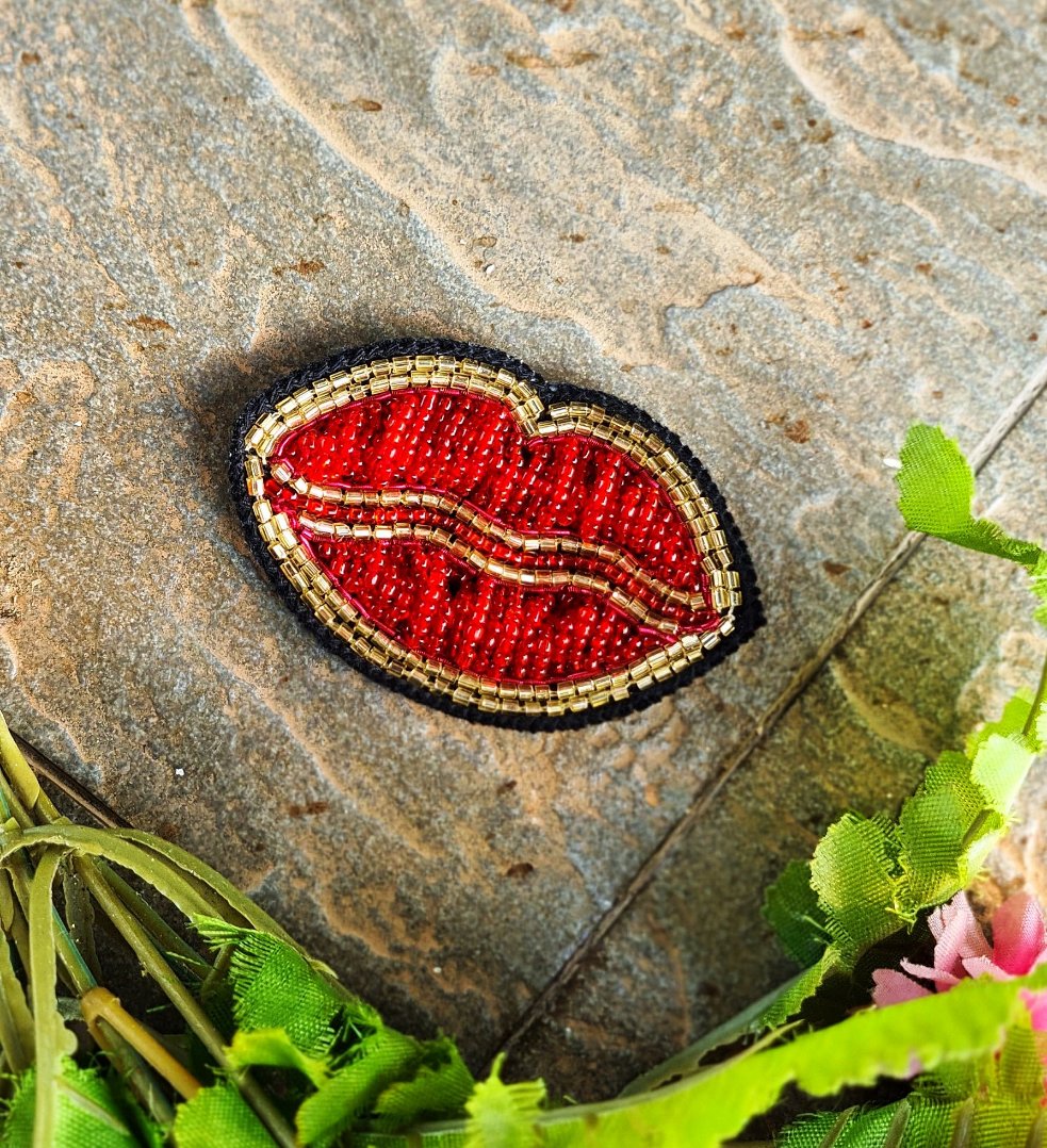 Lips brooch – The House of Aqua